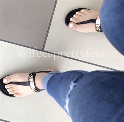 Latina Toes Scrolller
