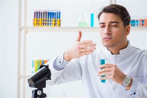 화학 실험실에서 일하는 젊은 화학자 학생 사진 배경 및 무료 다운로드를위한 그림 Pngtree