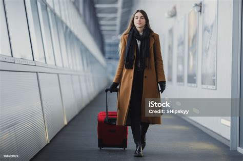 공항 기차역 또는 설립 탑승 게이트로 수하물와 함께 산책 하는 동안 스마트폰 얘기에 사업가 휴대 전화를 사용 하 여 대화에 대 한 소녀입니다 가방에 대한 스톡 사진 및 기타
