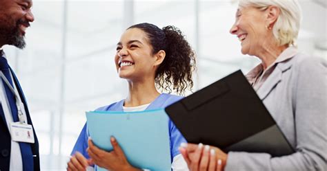 의사 복도에 있는 병원에서 의료 위기에 대한 돌파구 진행 또는 해결책을 위한 토론 및 문서 클리닉 책임자 간호사 외과 의사 또는 의료 서비스를 위한 다양한 남녀 25 29