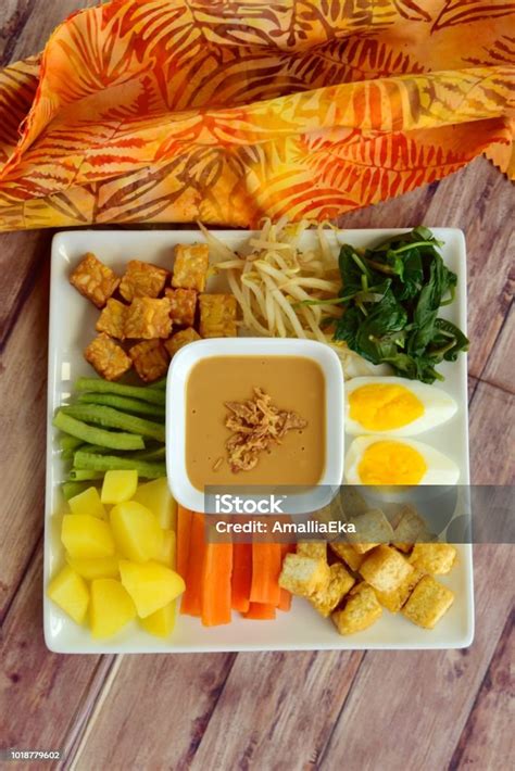 가도 인도네시아 야채 샐러드 시금치 콩나물 문자열 콩 감자 계란 양배추 두 부 Tempeh 땅콩 소스와 함께 제공 0명에 대한 스톡 사진 및 기타 이미지 Istock