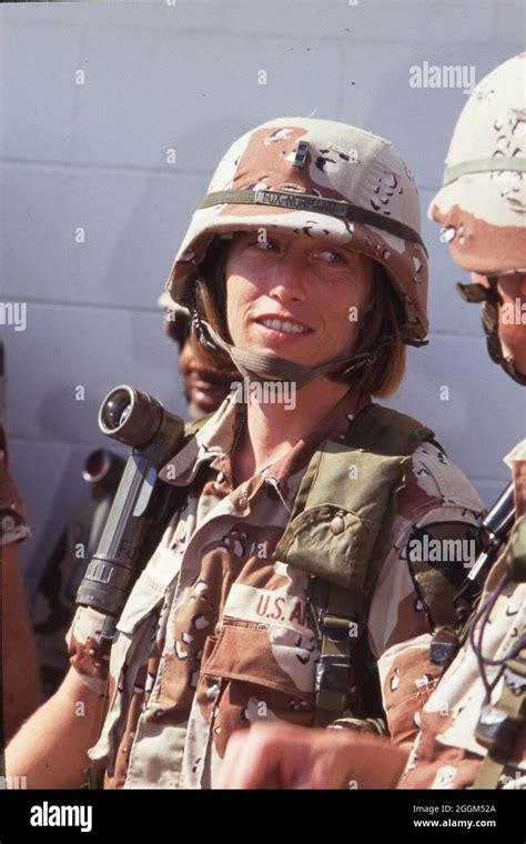Fort Hood Texas Usa 1990 Female U S Army Soldier Wearing Desert