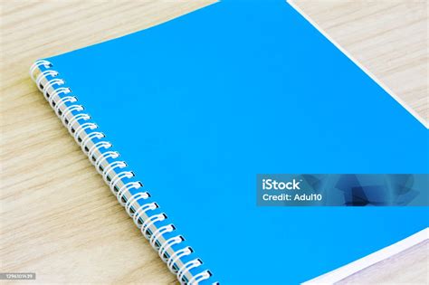 빈 파란색 책 빈 표지 책 나선형 문구 학교 용품 교육 비즈니스 아이디어 책 표지 디자인 노트 패드 메모 나무 배경에 0명에 대한 스톡 사진 및 기타 이미지 Istock