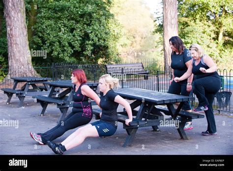 Vier übergewichtige Frauen Auf Einem Boot Camp Übungen Auf Einer Parkbank Picknick In Der