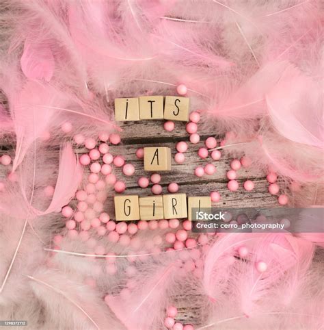 아기 초대 샤워 또는 신생아를위한 분홍색 깃털이있는 나무 배경 질감의 소녀 텍스트 소녀 발표 인사말 카드 상단 보기 다채로운 디자인 0명에 대한 스톡 사진 및 기타 이미지