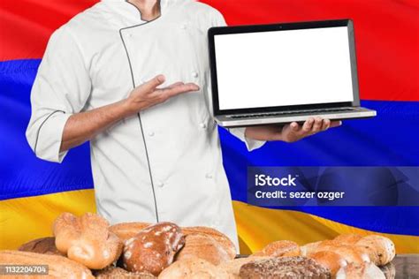 아르메니아 베이커와 빵 배경에서 노트북을 들고 요리사가 복사 공간에 대 한 균일 한 포인팅 빈 화면을 착용 고급 요리에 대한 스톡 사진 및 기타 이미지 Istock