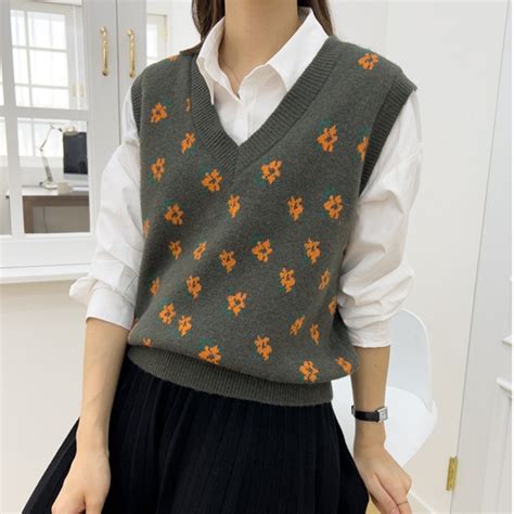 플라워 니트조끼꽃무늬패턴무늬브이넥조끼베스트조끼니트니트박스조끼브이조끼v넥꽃그림니트조끼먹색브라운그레이