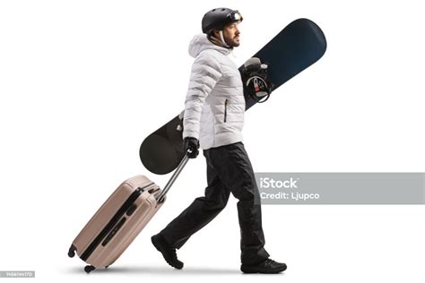 스노보드를 들고 여행 가방을 당기는 청년의 전체 길이 프로필 사진 30 34세에 대한 스톡 사진 및 기타 이미지 30 34세 겨울 나름 Istock