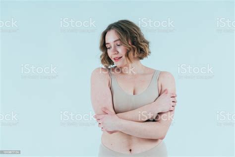 스튜디오에서 포즈를 취하는 아름다운 여성의 이미지 신체 양성 및 자기 수용에 대한 개념 개성 개념에 대한 스톡 사진 및 기타 이미지 개성 개념 과체중 관능 Istock