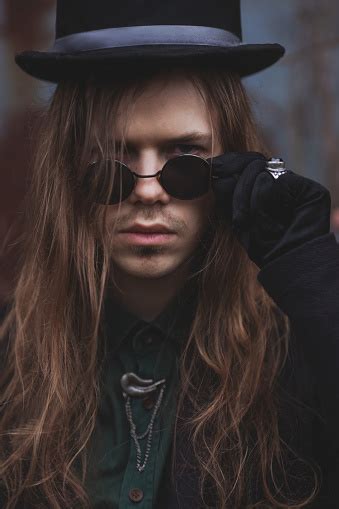 안경과 모자에 긴 머리카락을 가진 고딕 양식의 남자 블랙 클래식 의류 가을 배경에 검은 정장을 입은 뱀파이어 할로윈 의상 초상 가을에 대한 스톡 사진 및 기타 이미지