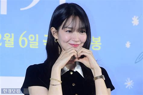 신민아 또 3억 기부 누적 40억…김우빈과 선행커플 한국경제