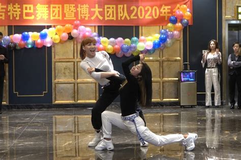 吉特巴《点歌的人》好听，梅子老师和小婉老师舞步优美好看凤凰网视频凤凰网