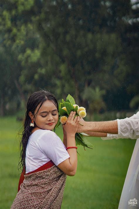 কাজীর আমায় দিও বর্ষার একগুচ্ছ কদম ফুলের সুখ 💛🦋 Facebook