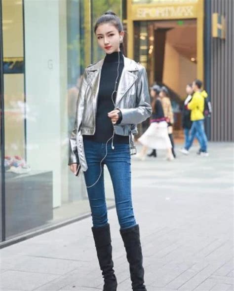 美女的“漫画腿”绝了，紧身牛仔裤搭配长靴，大长腿不输超模