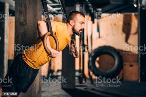 체육관에서 체조 링에 운동을 하 고 활동적인 젊은 스포츠맨 강사에 대한 스톡 사진 및 기타 이미지 강사 건강한 생활방식 결심 Istock