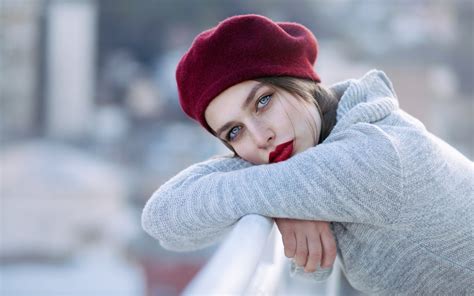 Девушка в сером свитере и красном берете обои для рабочего стола картинки фото