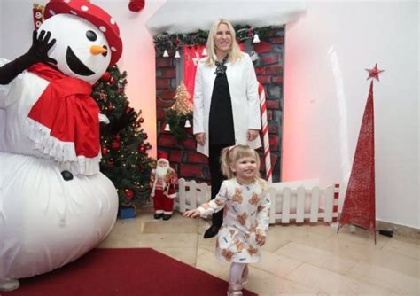 Цвијановић са унуком посјетила Дјечије позориште Српске ФОТО