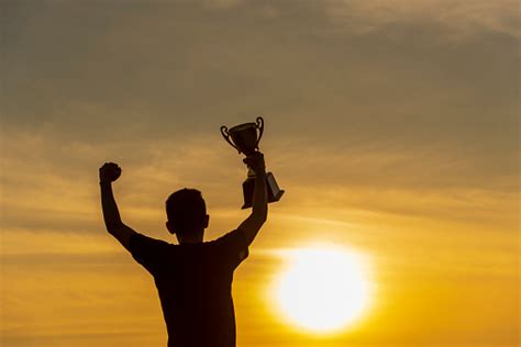 우승자는 골든 챔피언 트로피 컵 상을 들고 손을 이겼습니다 실루엣 최고의 수상 승리 핸즈 트로피 프로 챔피언 챌린지 팀 금 스포츠 트로피 컵을 들고 윈윈 스포츠 팀 컨셉