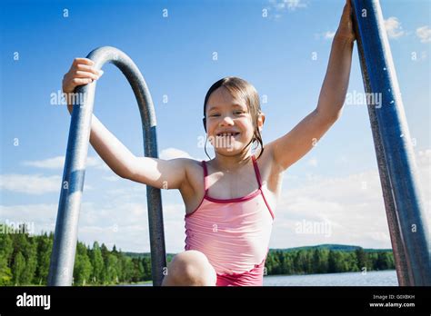 Petite Fille Maillot De Bain Porte Banque De Photographies Et Dimages