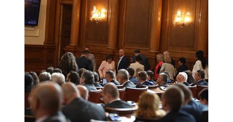 След БСП и Възраждане и ИТН напуснаха залата избират шефове на