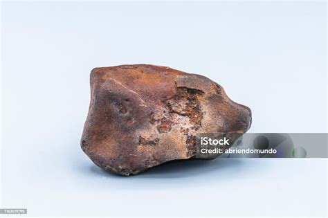 콘드라이트 운석 L형은 태양계 초기 의 우주 공간에서 소행성으로 형성된 바위 조각이다 이 운석은 아타카마 사막에서 지구에 영향을 미치는 운석 가을에서 유래 거친에 대한 스톡