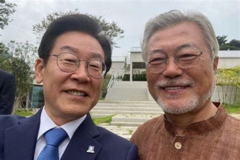 이재명 文 전 대통령과 사진 공개…“셀카를 찍자고 하셔서 함께” 이투데이