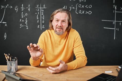 Premium Photo Teacher Explaining Topic In The Classroom