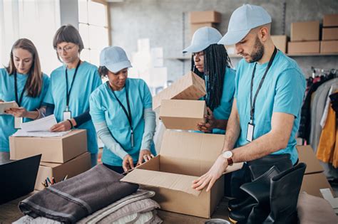 자선 푸드 뱅크에 기부 상자를 포장하는 다양한 자원 봉사자 공동체에 대한 스톡 사진 및 기타 이미지 공동체 기부함 남성