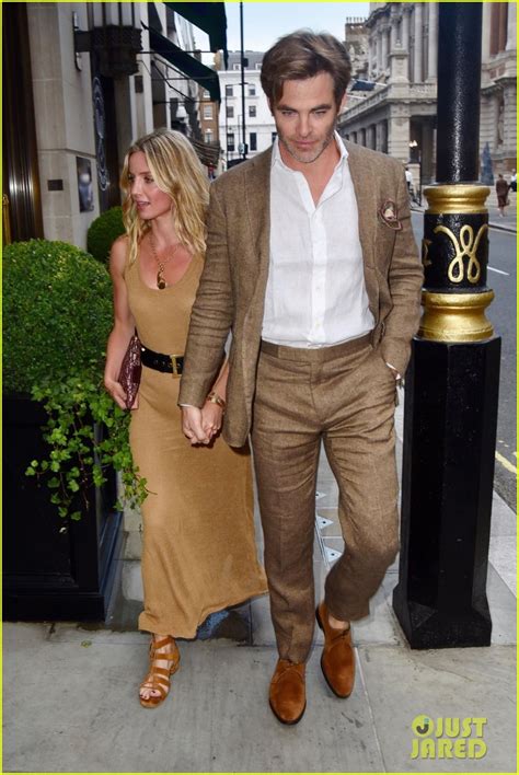 Chris Pine And Annabelle Wallis Hold Hands Look So Cute Together In