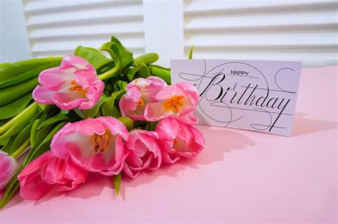 엽서 생일 인사말이 있는 인터넷 배너 비문 생일 축하 축하 메모가 있는 꽃다발 기념일에 대한 스톡 사진 및 기타 이미지 기념일 나무 기둥 낮 Istock