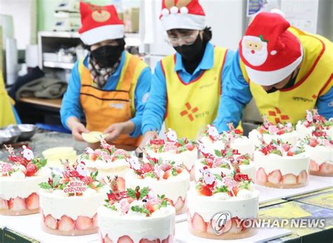 사할린 영주 귀국 동포들에게 전달할 성탄 케이크 연합뉴스