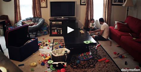 Una Telecamera Mostra Alla Mamma Cosa Fa Il Pap Quando Solo Con Il Bimbo Guarda