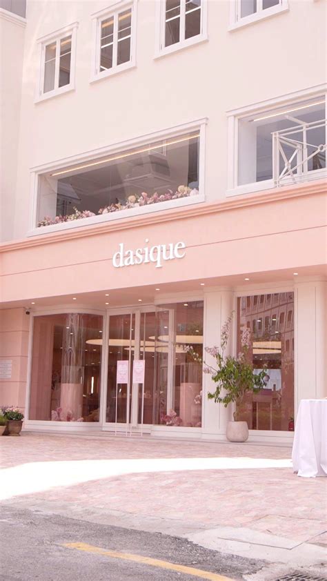 데이지크 지난 금요일 데이지크 성수 플래그십 스토어 오픈 첫날부터 정말 많은 데이지 여러분이 방문해 주셨어요 그 날의 현장 스케치를 여러분께 공개합니다💗 모든 방문객