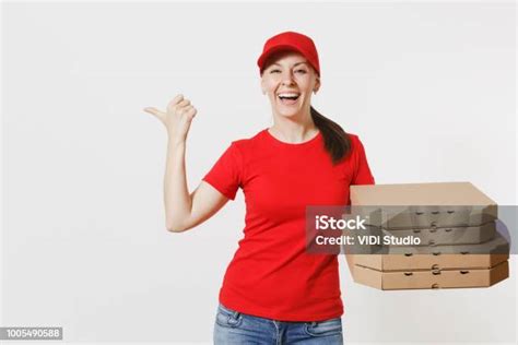 빨간 모자 티셔츠 주는 음식 주문 피자 상자 흰색 배경에 고립에 여자 여성 Pizzaman 택배 또는 골 판지 Flatbox에서 이탈리아 피자를 들고 딜러로 일하고 배달
