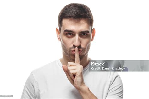 잘생긴 엄격한 사람 쉿 제스처 또는 조용히 침묵에 대 한 요청에 고립 된 흰색 배경 사람들에 대한 스톡 사진 및 기타 이미지 사람들 한 사람 T 셔츠 Istock