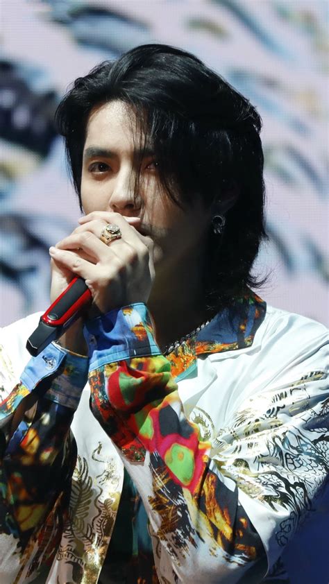 吴亦凡三年二班 嘻哈 大山谷图库