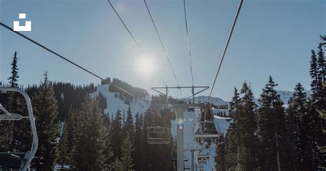 눈 덮인 산을 오르는 스키 리프트 사진 Unsplash의 무료 캐나다 이미지