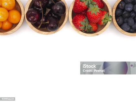 신선한 여름 과일 체리 딸기 케이프 구 즈 베리와 블루베리 흰색 배경에 고립 된 나무 그릇에 0명에 대한 스톡 사진 및 기타 이미지 Istock