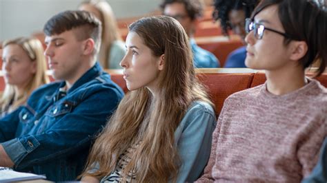 대학 강의 홀 다중 민족적인 그룹에 조용히 경청 하는 학생 들의 강당 앞 밝은 미래 스마트 젊은이의 전체 강당에 대한 스톡 사진 및 기타 이미지 Istock