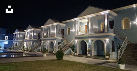 창문이 많은 큰 흰색 집 사진 Unsplash의 무료 리조트 이미지