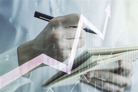 배경 연구 및 전략 개념에 노트북에 위쪽 화살표와 사람의 손으로 쓰기추상적 창조적 인 금융 차트의 이중 노출 공채 증서에 대한