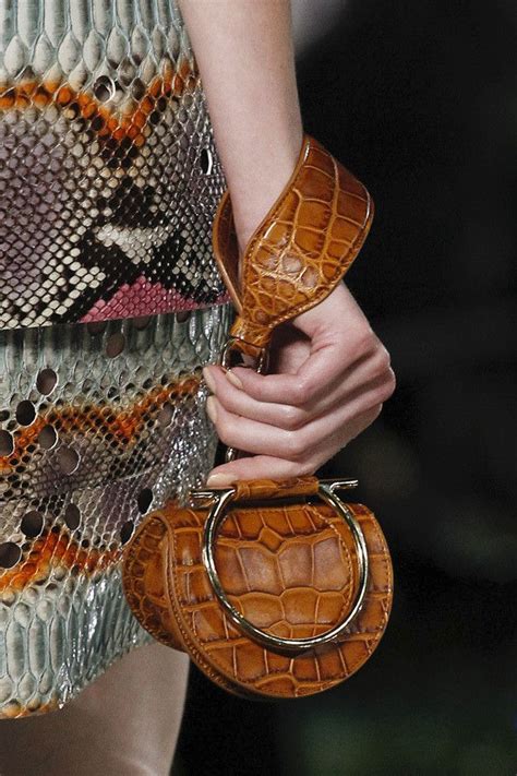 125 лучших сумок Недели моды в Милане | Fashion bags, Fashion ...