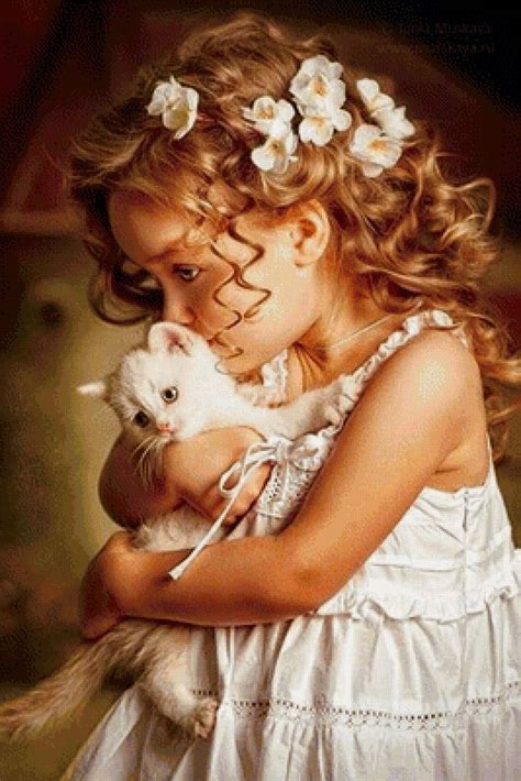 Предпросмотр схемы вышивки «девочка с котенком №1873410 Вышивка крестом