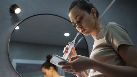 Жена откри че мъжът ѝ изневерява с негова колежка благодарение на електрическа четка Новини бг