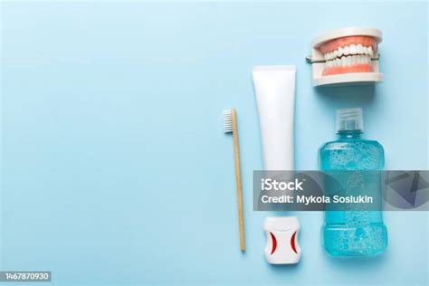 구강 세척제 및 기타 구강 위생 용품을 복사 공간이있는 컬러 테이블 상단보기 플랫 레이 치과 위생 구강 관리 키트 치과 의사 개념 모형에 대한 스톡 사진 및 기타 이미지