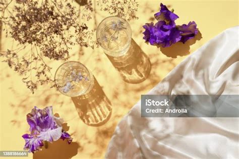 흰색 실크 천과 그림자노란색 배경에 물과 홍채 꽃 두 안경 여름 다과 컨셉 햇볕이 잘 드는 평평한 평지 최소한의 스타일 위쪽 보기 0명에 대한 스톡 사진 및 기타 이미지