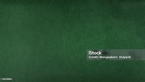 녹색 정품 가죽 질감 배경은 빈티지 고전적인 개념입니다 장식과 질감을 위한 에메랄드 색 배경 짙은 녹색 색상의 오가닉 가죽 스킨 자연스러운 디자인 라인 패턴 녹색에 대한