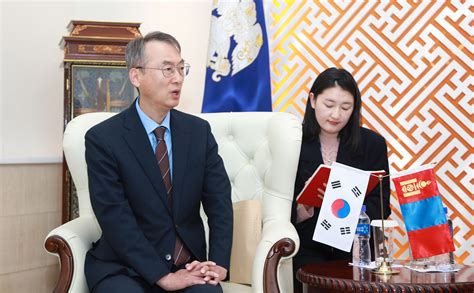 Монголд үйл ажиллагаа явуулдаг БНСУ ын байгууллагууд НОК т хандив өгөв