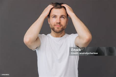 귀여운 수염 난 남자가 스튜디오 아름다움과 케어 개념에서 회색 배경에 두피를 마사지 30 34세에 대한 스톡 사진 및 기타 이미지 30 34세 건강관리와 의술 남성