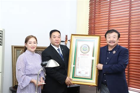 Л Балхжавд Төв аймгийн хүндэт иргэн шагналыг нь гардуулан өглөө